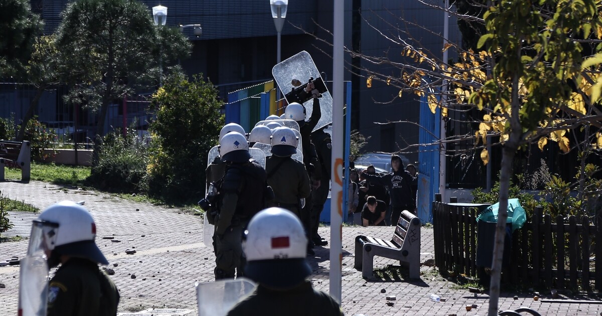 Η ΚΝΕ καταγγέλλει «απρόκλητη» επίθεση των ΜΑΤ κατά φοιτητών στο ...
