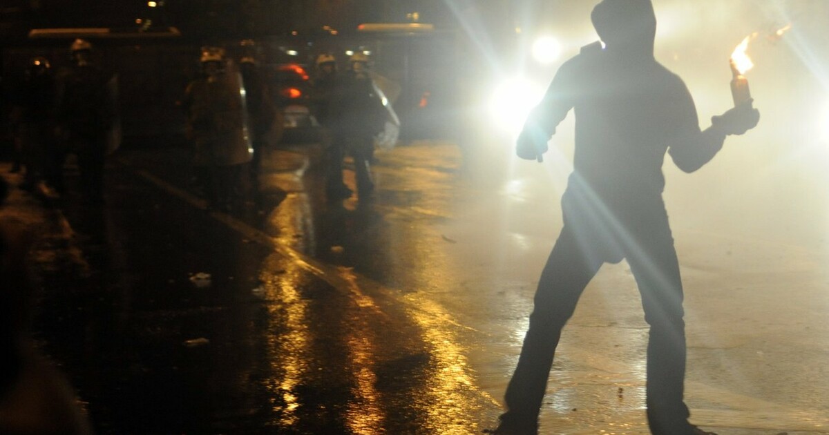 Μολότοφ στα Εξάρχεια τη νύχτα του Σαββάτου | LiFO