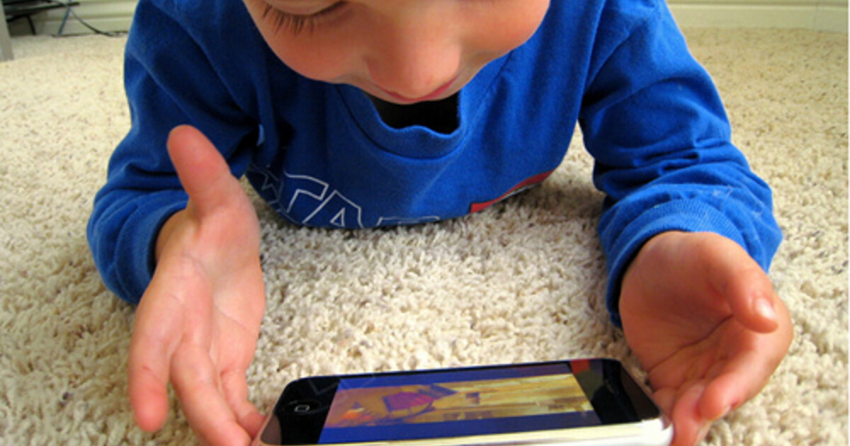 Τέσσερα στα δέκα παιδιά έχουν ήδη χρησιμοποιήσει smartphone | LiFO