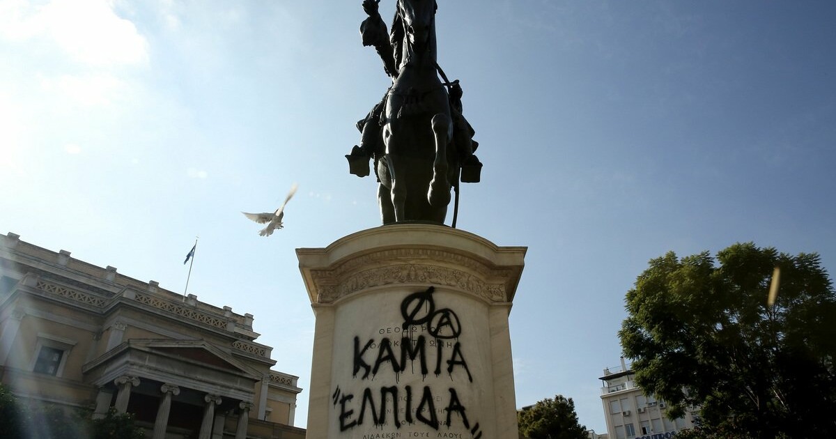 Καθαρό ξανά το βανδαλισμένο άγαλμα του Κολοκοτρώνη στην Παλιά Βουλή | LiFO
