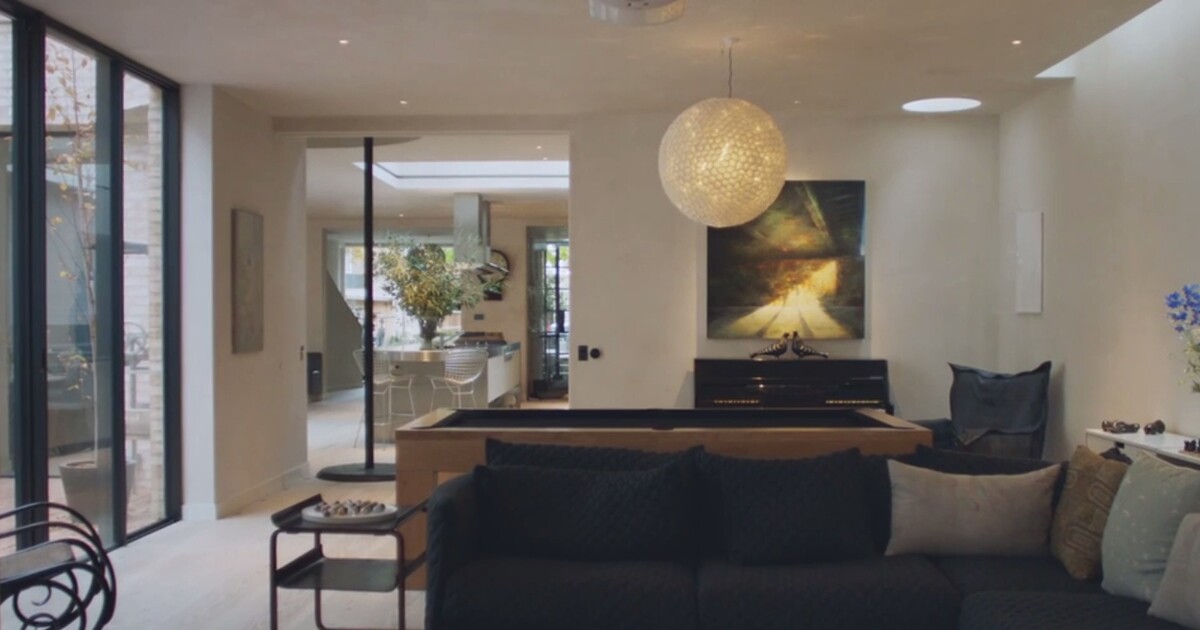 Στην εντυπωσιακή Λονδρέζικη κατοικία του αρχιτέκτονα Alex Michaelis | LiFO