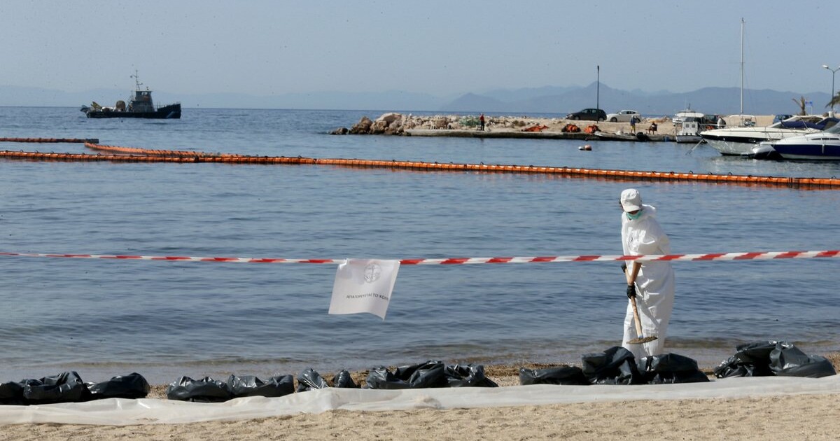 Το δεξαμενόπλοιο που έκανε απάντληση από το ναυάγιο του «Αγία Ζώνη ΙΙ ...