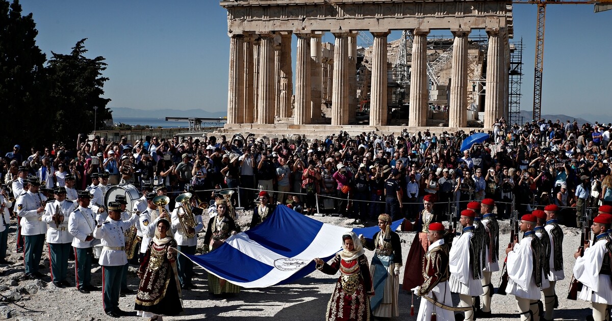 Η Αθήνα γιόρτασε στην Ακρόπολη την 73η επέτειο απελευθέρωσης από τους ...