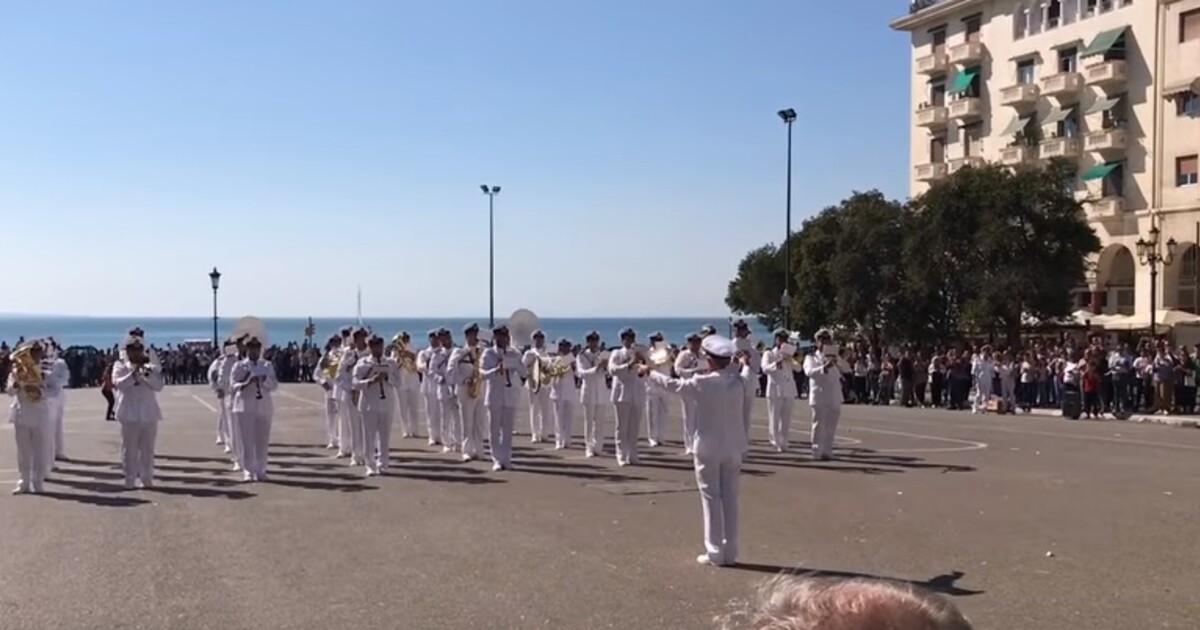 Η μπάντα του Πολεμικού Ναυτικού παίζει Despacito στην πλατεία ...