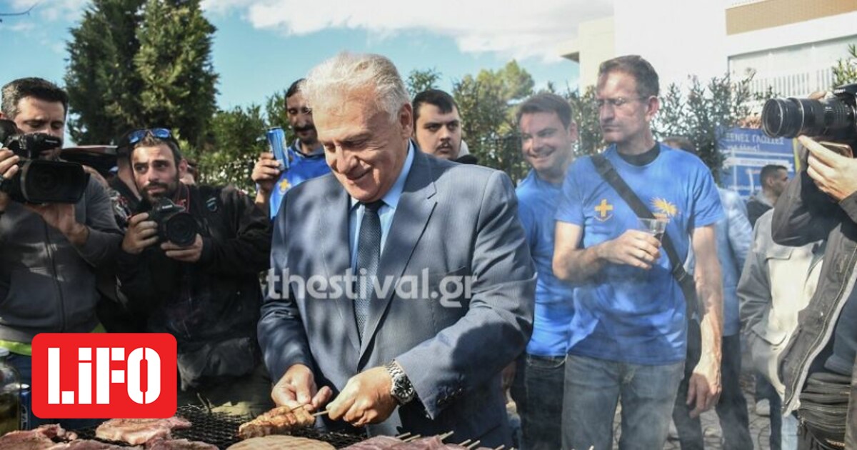 Ο Ψωμιάδης ψήνει σουβλάκια στο ρατσιστικό μπάρμπεκιου έξω από ...