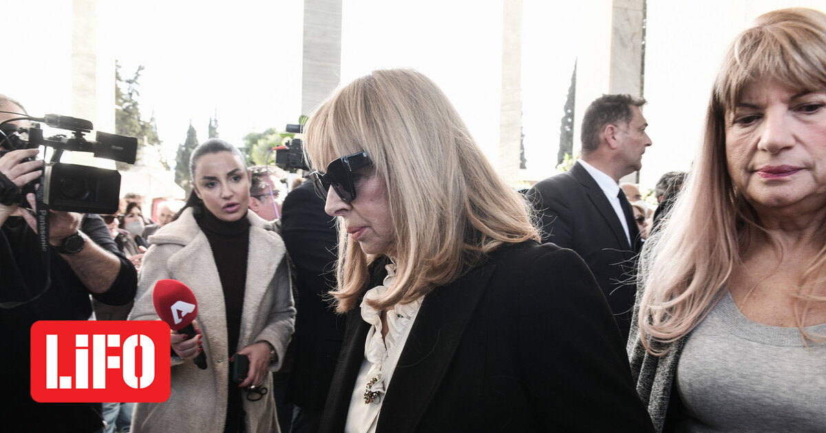 Συγκίνηση στο τελευταίο αντίο στον Νίκο Ξανθόπουλο | LiFO