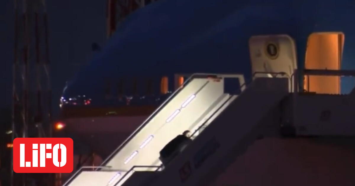 Τζο Μπάιντεν: Νέα τούμπα στις σκάλες του Air Force One - Τρίτη φορά που συμβαίνει | LiFO