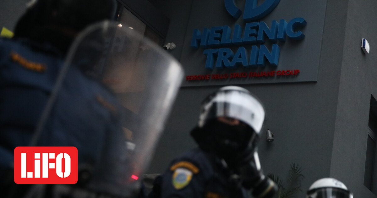 Τέμπη: Διαμαρτυρία του ΠΑΜΕ στα γραφεία της Hellenic Train- «Οι νεκροί μας, τα κέρδη τους» | LiFO