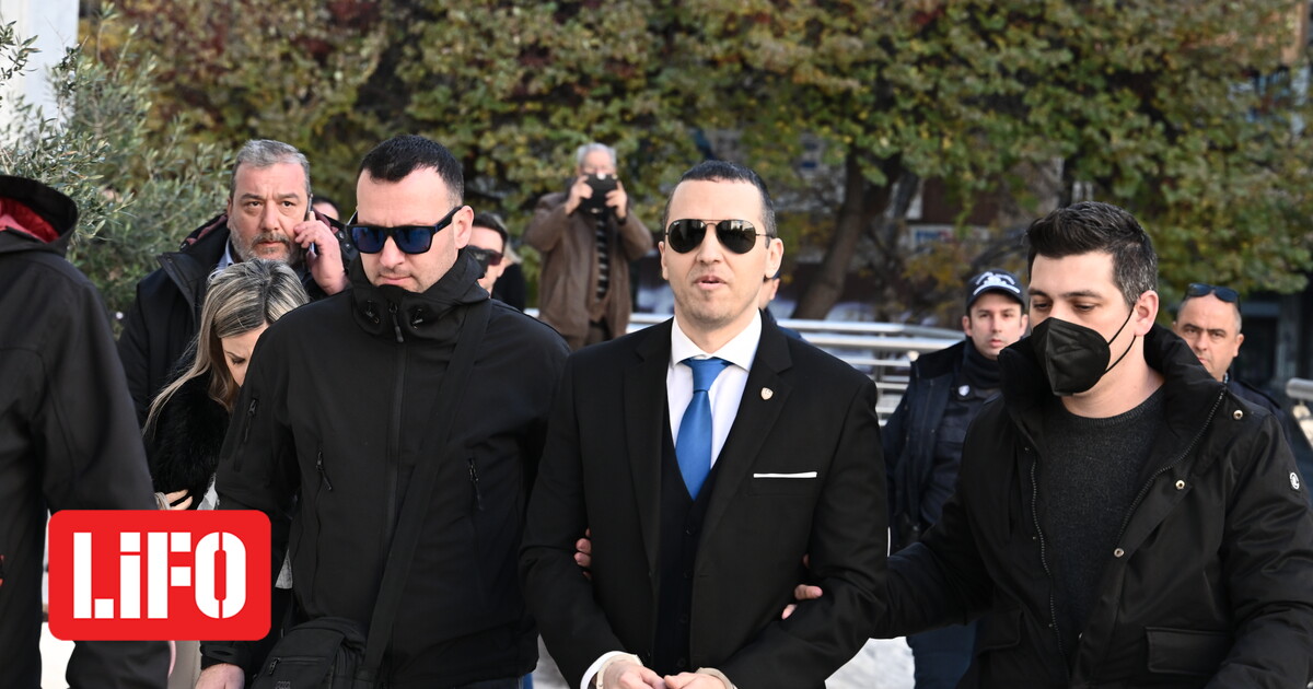 Ο Κασιδιάρης ορκίστηκε μόνος του- Με χειροπέδες, συνοδεία αστυνομικών στο δημαρχείο | LiFO