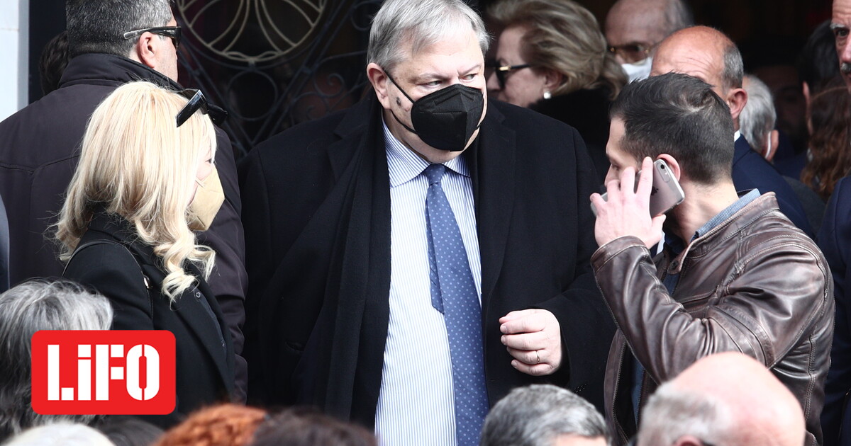 «Πατέρα έφυγες νωρίς»: Το όλον ΠΑΣΟΚ στην κηδεία του Λεωνίδα Γρηγοράκου ...