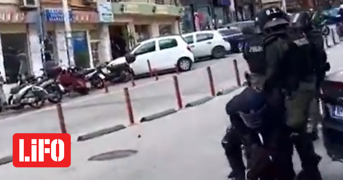Η στιγμή που αστυνομικός χτυπά τον νεαρό Παναγιώτη στον δρόμο στο ...