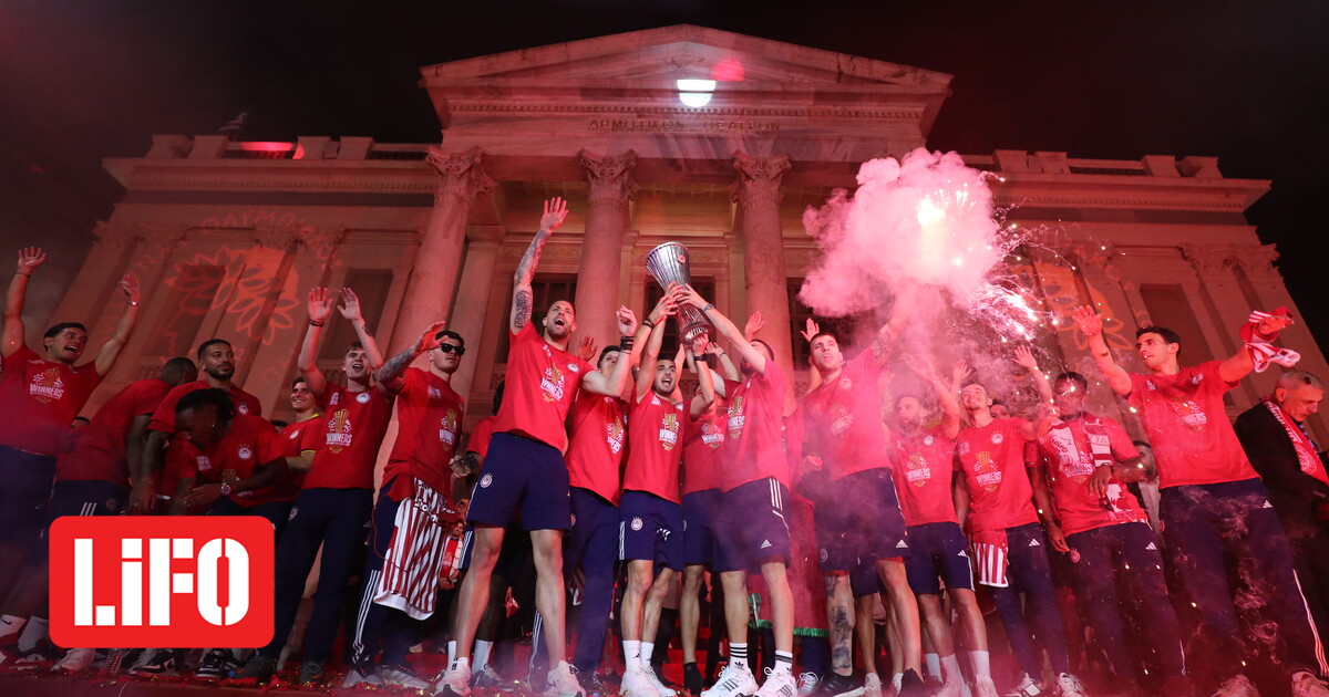 Ολυμπιακός: Ξενύχτησε ο Πειραιάς για τους θριαμβευτές του Confernece League | LiFO