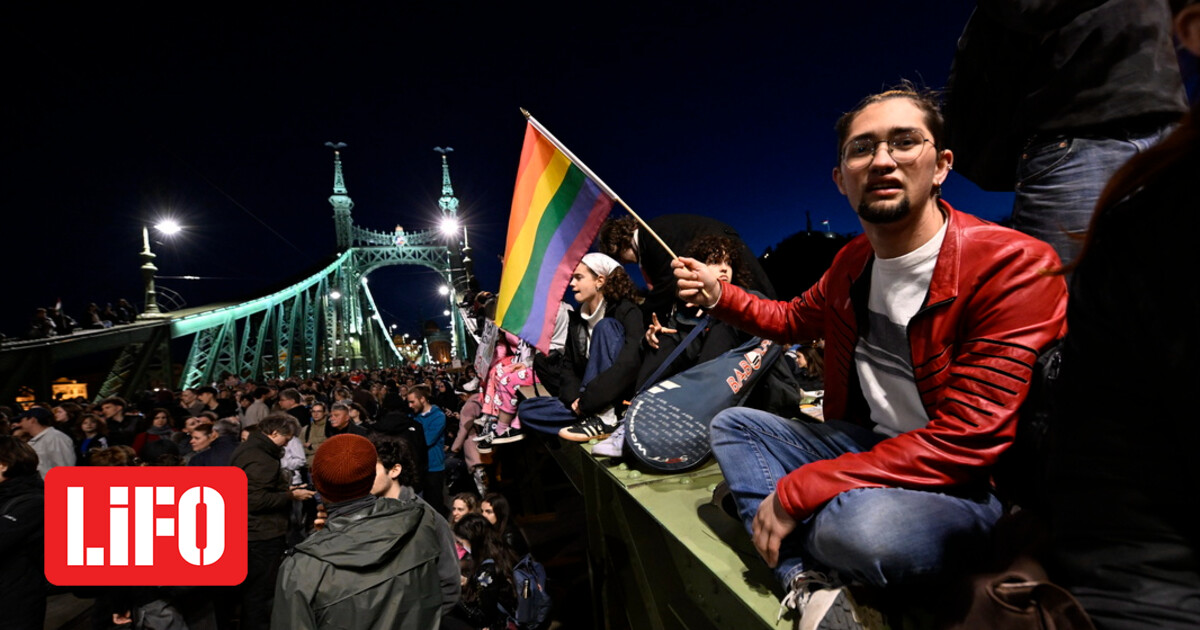 «Αυτό είναι φασισμός» - Στους δρόμους χιλιάδες Ούγγροι διαδηλωτές κατά του νόμου που απαγορεύει ...