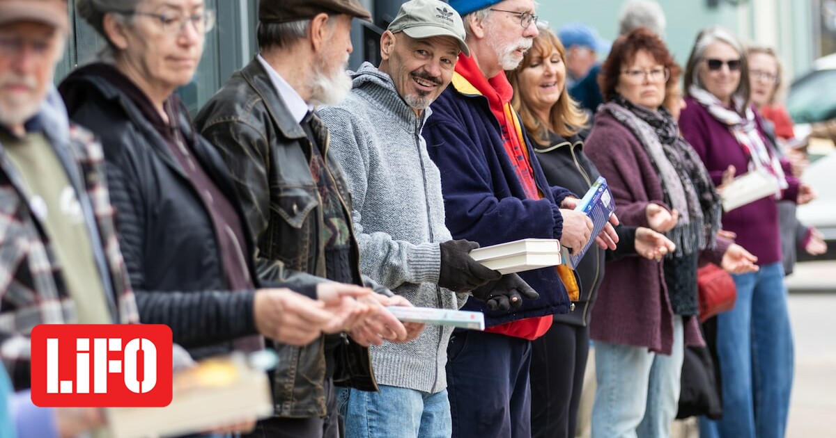 Σχημάτισαν ανθρώπινη αλυσίδα 300 ατόμων για να μεταφέρουν 9.100 βιβλία | LiFO