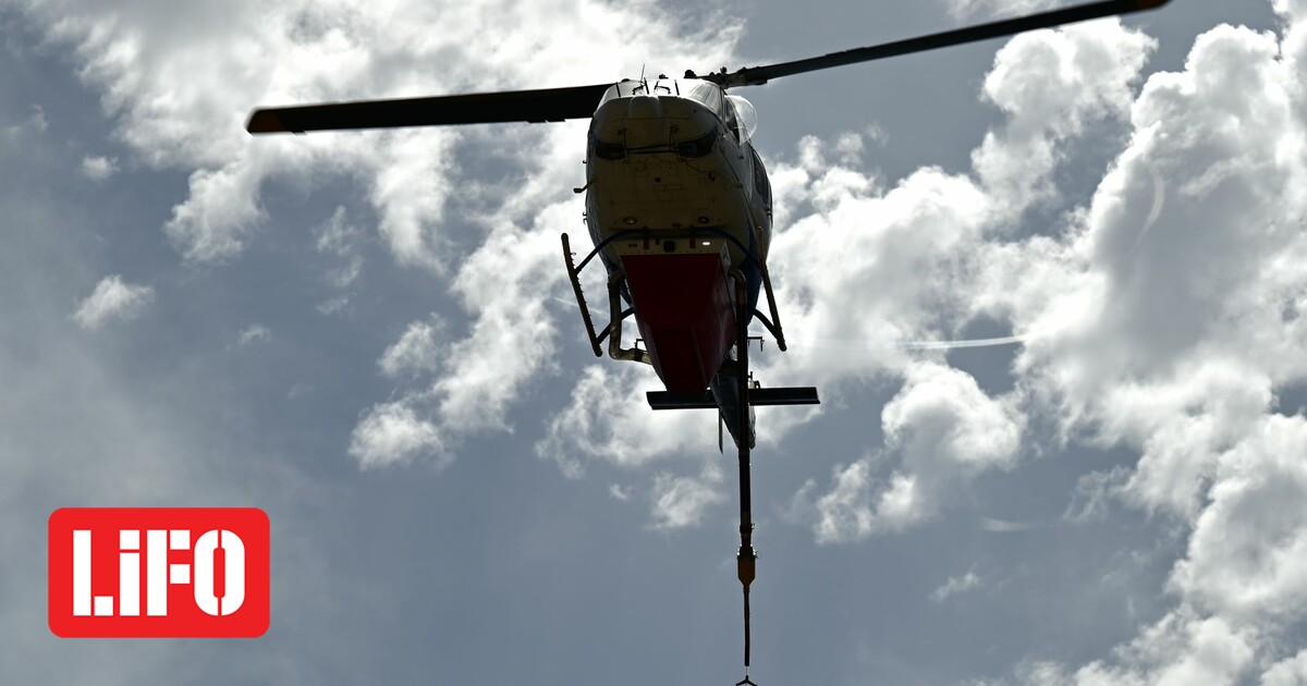 Φωτιά τώρα στο Πέραμα - Ρίψεις νερού από ελικόπτερο | LiFO