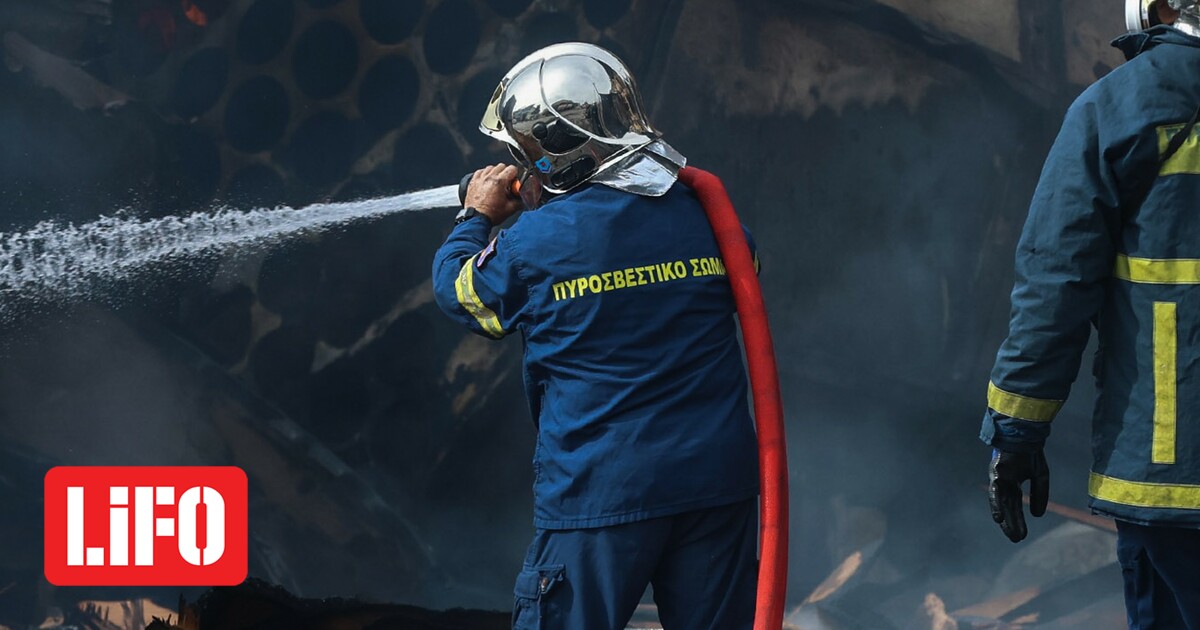 Φωτιά στον Πειραιά πίσω από το «Καραϊσκάκης» | LiFO