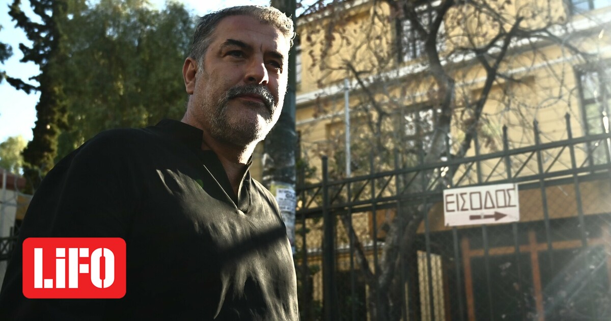 Βασίλης Μπισμπίκης: Ποιος και γιατί τον κάλεσε στη σκηνή του Πάνου Ρούτσι στο Σύνταγμα | LiFO