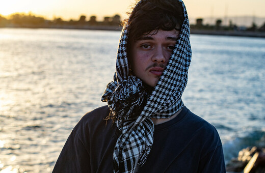 Kώστας Νούρος: Η ιστορία ενός ρεμπέτη που αγάπησε άντρες | LiFO