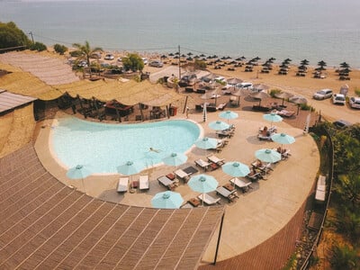 ΚΟΑ beach pool bar: Κάθε μέρα μοιάζει με καλοκαιρινή γιορτή | LiFO
