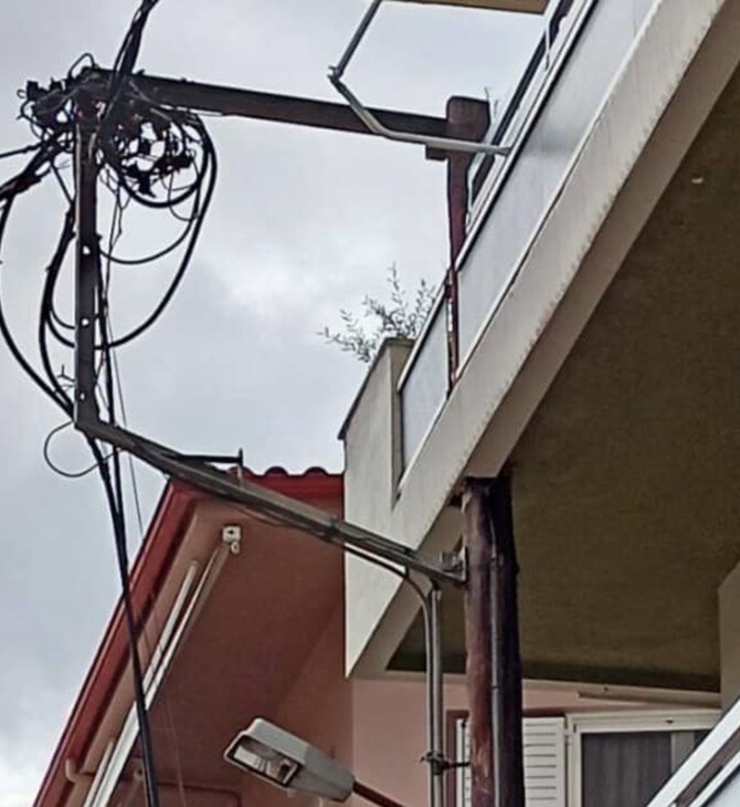 κολώνα της ΔΕΗ | LiFO