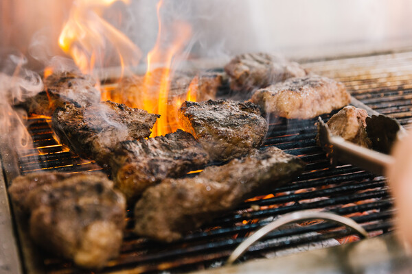 Ο Μίμης στο Παγκράτι πάει το χειροποίητο σουβλάκι σε άλλο επίπεδο | LiFO
