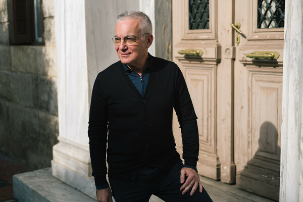 Νίκος Βατόπουλος: «Η Αθήνα είναι μια ιδιόρρυθμη περίπτωση πόλης» | LiFO