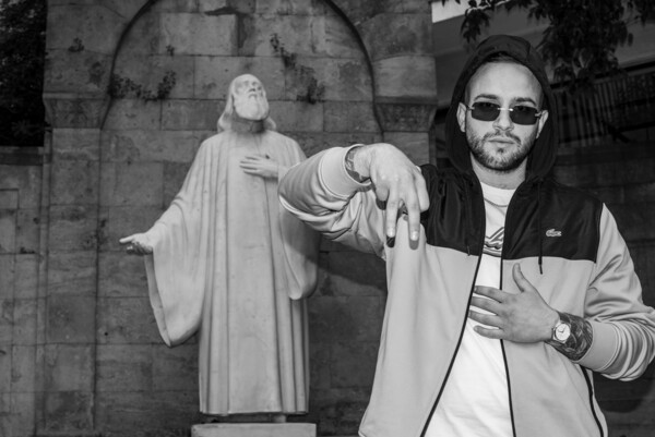 iLLEOo: «Το τραπ έχει γίνει το νέο λαϊκό» | LiFO