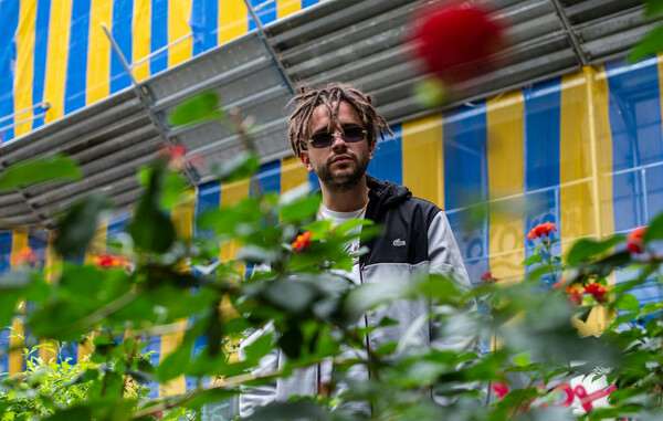 iLLEOo: «Το τραπ έχει γίνει το νέο λαϊκό» | LiFO