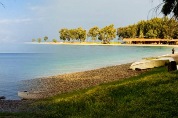 Άκολη, μία από τις ελληνικές παραλίες με τα πιο βαθιά νερά | LiFO