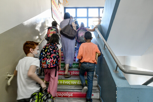 ΟΚ με το School Pass αλλά πόσο κάνει ένα τετράδιο και μία τσάντα την ώρα που μιλάμε Lifo