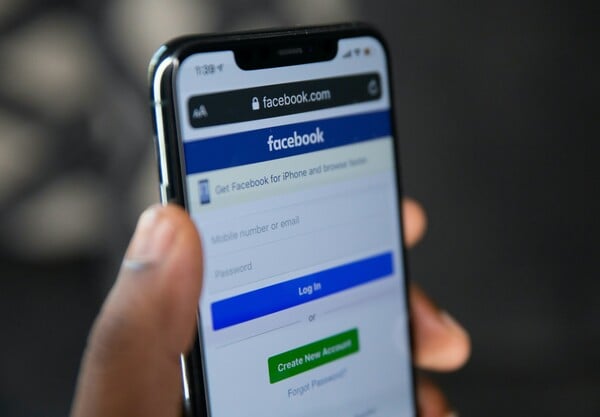 Νέα απάτη στο Facebook: 30.000 λογαριασμοί παραβιάστηκαν μέσω email | LiFO