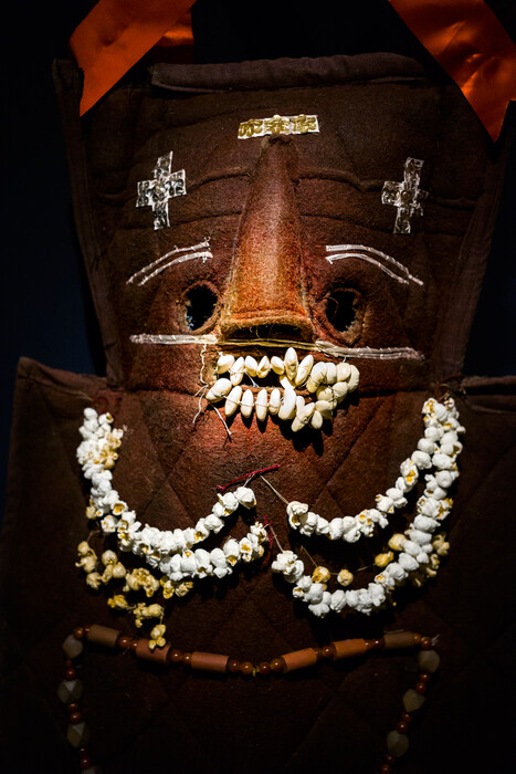 Μέσα στην πιο εντυπωσιακή συλλογή με τελετουργικές μάσκες στη ...