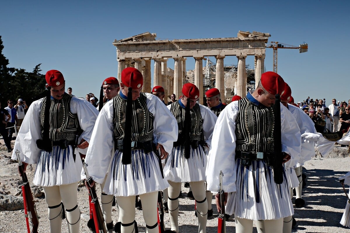 Η Αθήνα γιόρτασε στην Ακρόπολη την 73η επέτειο απελευθέρωσης από τους ...