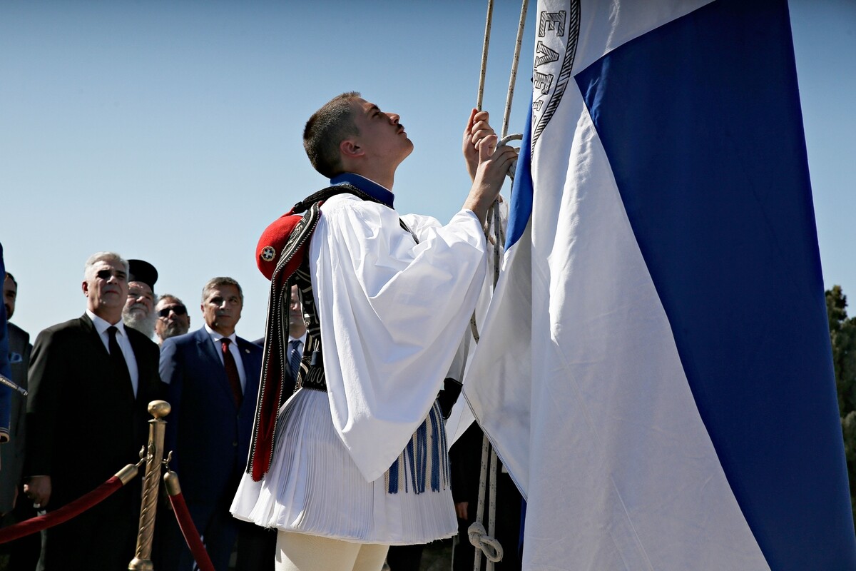 Η Αθήνα γιόρτασε στην Ακρόπολη την 73η επέτειο απελευθέρωσης από τους ...