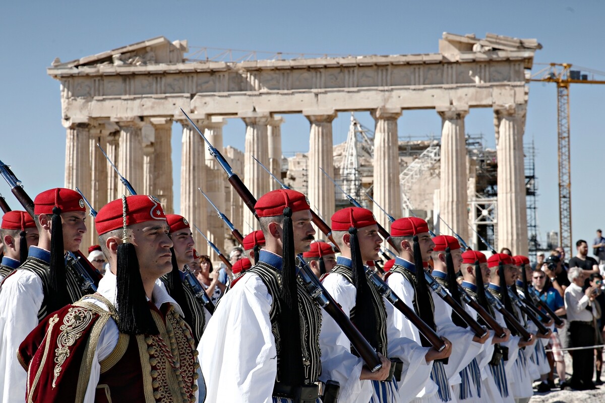 Η Αθήνα γιόρτασε στην Ακρόπολη την 73η επέτειο απελευθέρωσης από τους ...