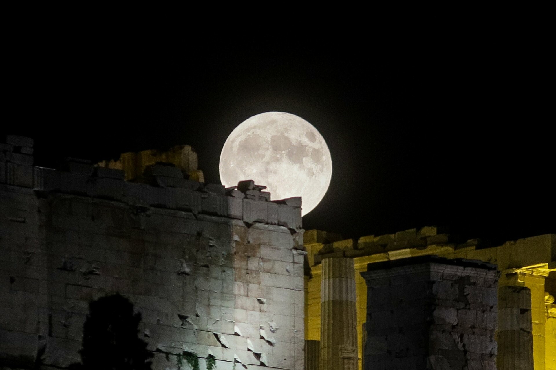 Η Πανσέληνος του Δεκαπενταύγουστου: Εντυπωσιακές εικόνες από όλη την ...