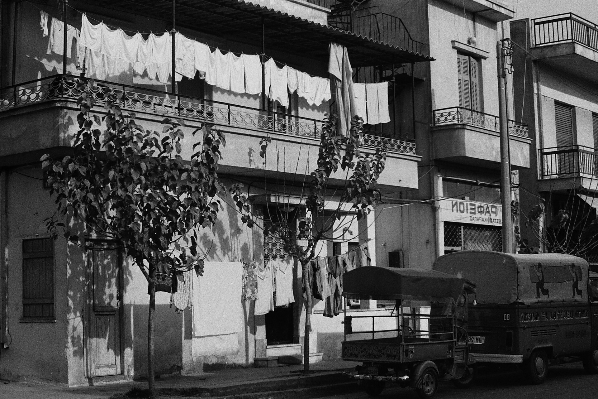 Ασπρόμαυρες φωτογραφίες από την καθημερινή ζωή της Αθήνας στα '70s | LiFO