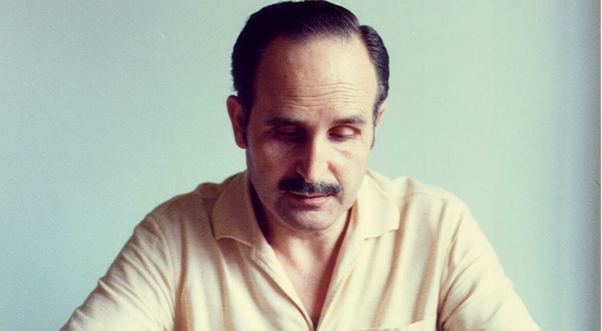 Ο Ντίνος Χριστιανόπουλος διαβάζει ένα αποκηρυγμένο ποίημα του Καβάφη ...