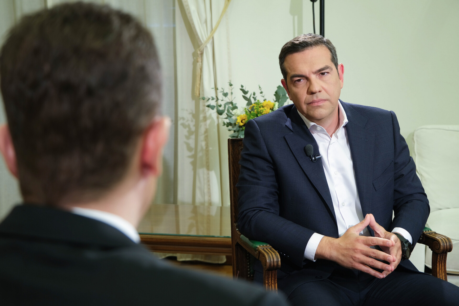 O Τσίπρας τρώει τον Μητσοτάκη για μπρέκφαστ; | LiFO