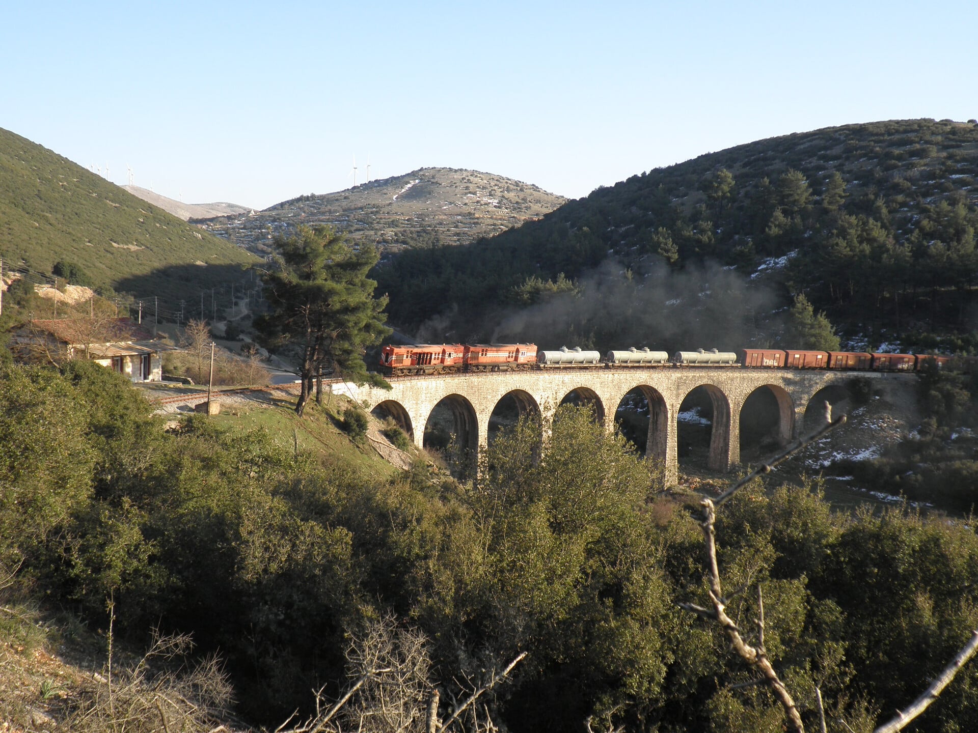 Το εγκαταλελειμμένο σιδηροδρομικό δίκτυο της Πελοποννήσου | LiFO
