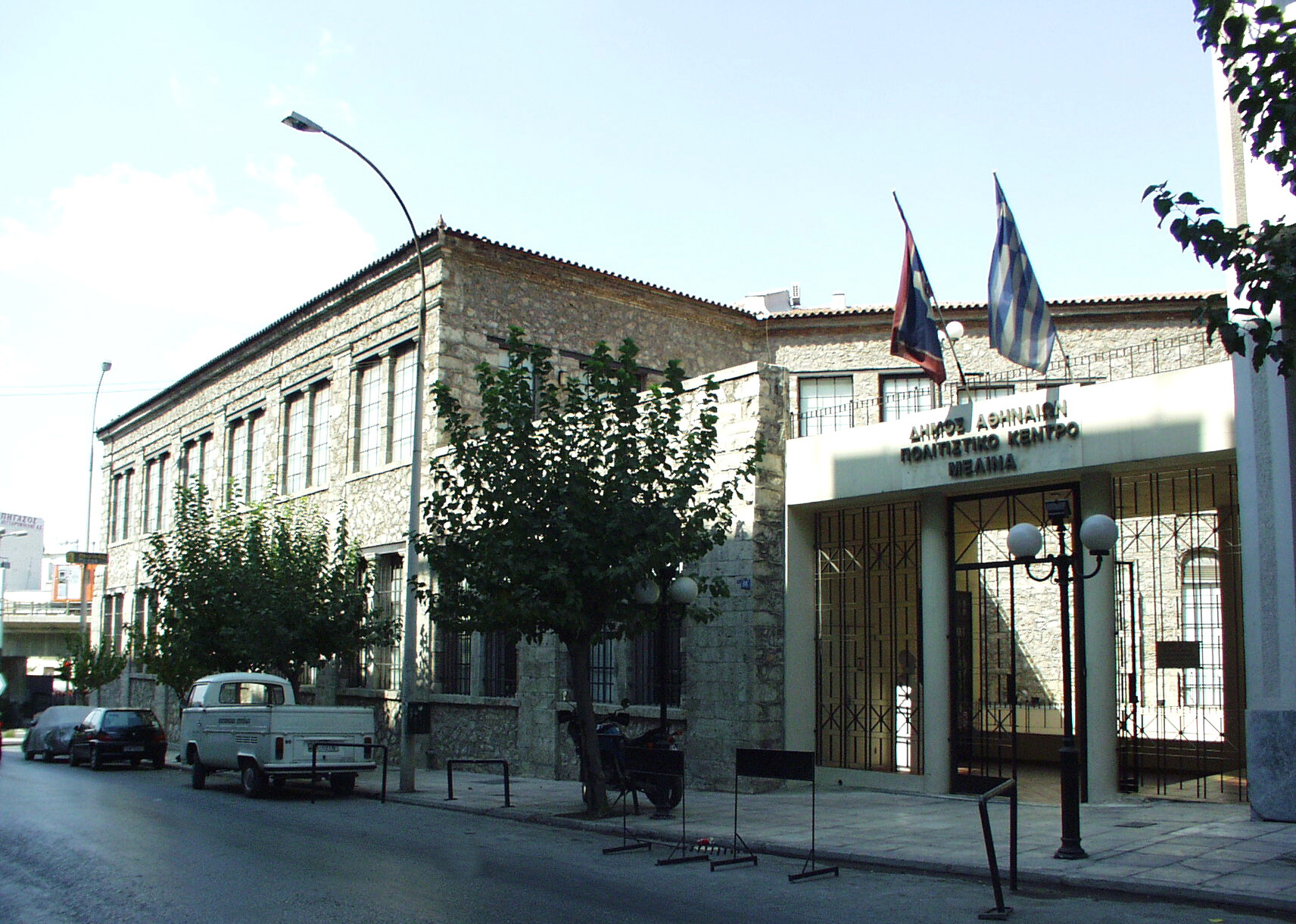 O γύρος της Αθήνας μέσα από τα ιστορικά κτίριά της | LiFO