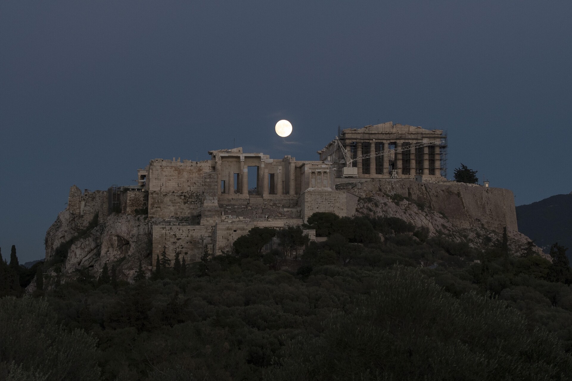 «Super Moon»: Η μεγαλύτερη Πανσέληνος των τελευταίων 70 ετών φωτίζει ...