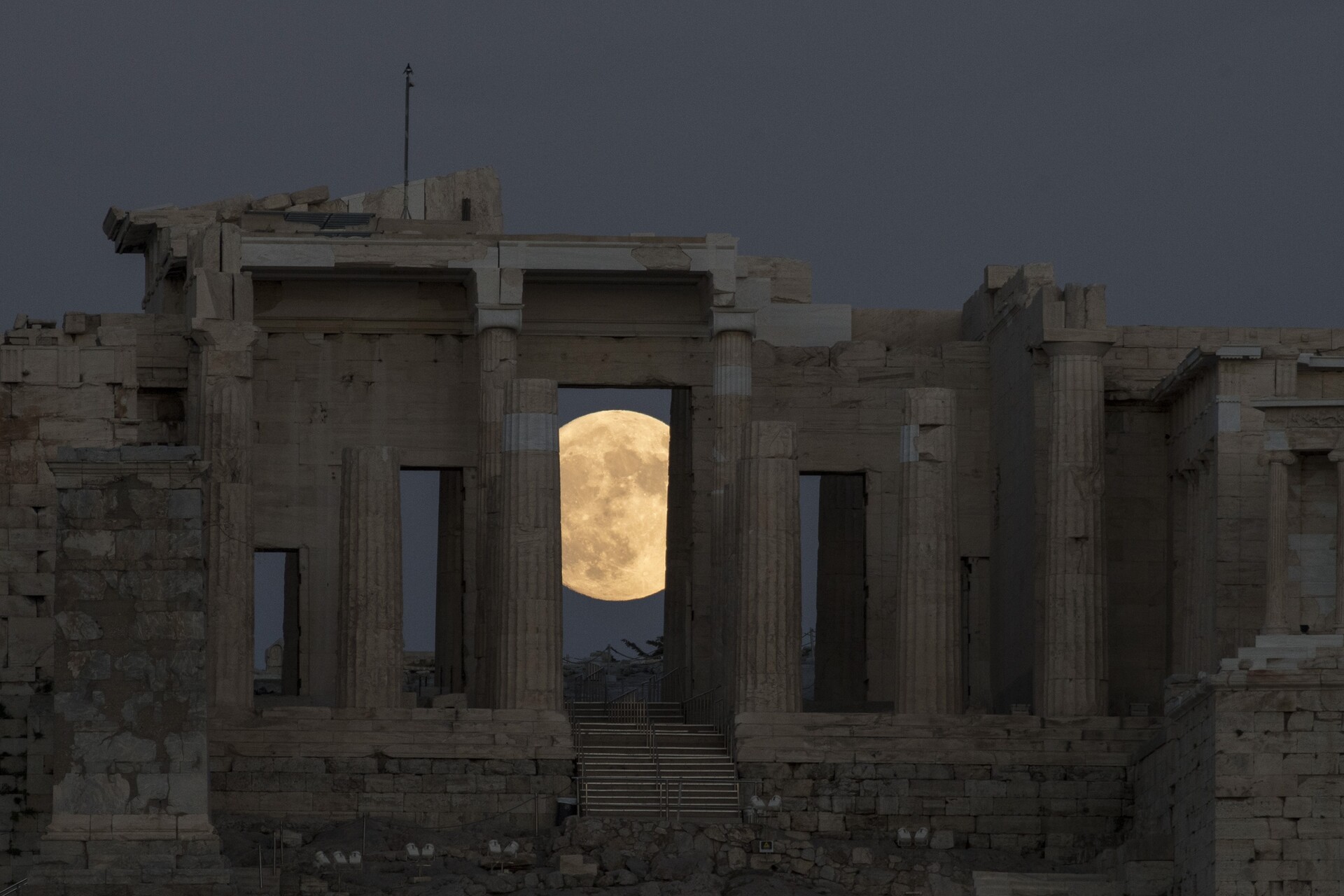 «Super Moon»: Η μεγαλύτερη Πανσέληνος των τελευταίων 70 ετών φωτίζει ...