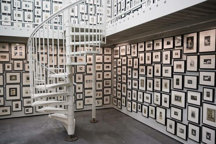 The Keeper: Μια έκθεση - αφιέρωμα στους συντηρητές αναμνήσεων | LiFO