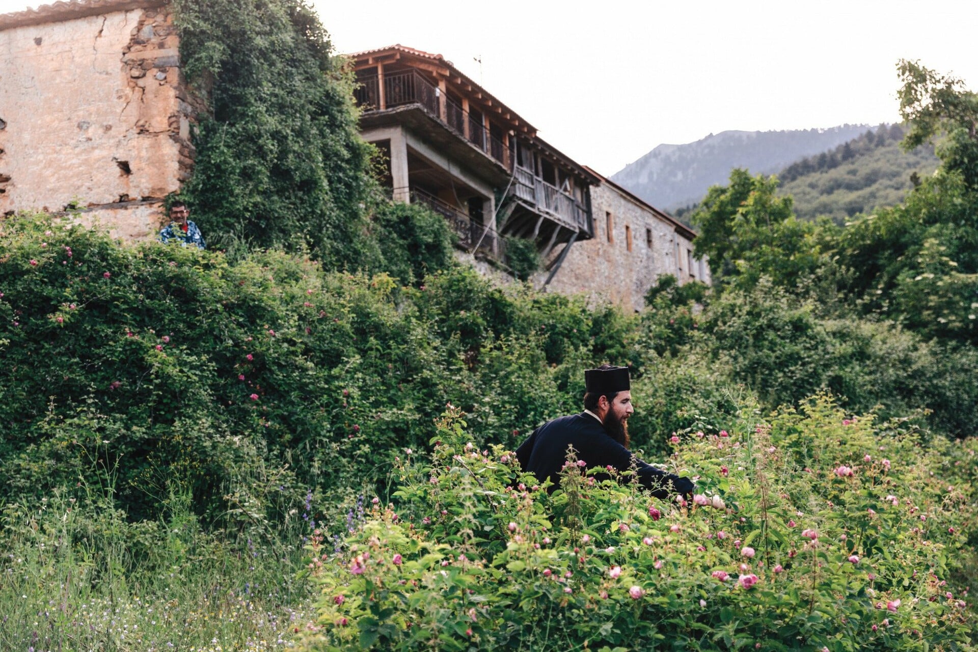 Φτιάχνοντας γλυκό τριαντάφυλλο σε ένα μοναστήρι στη λίμνη Δόξα | LiFO