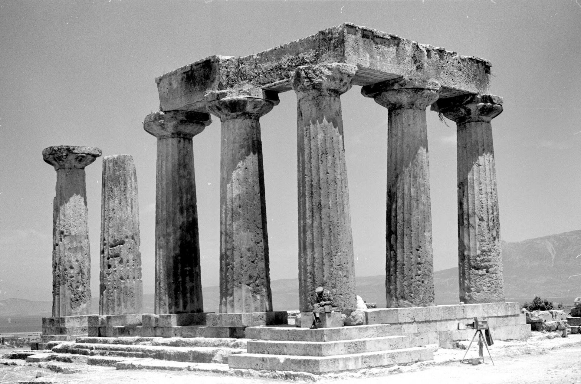 Στην αρχαία και τη νέα Κόρινθο μια μέρα του 1960 | LiFO