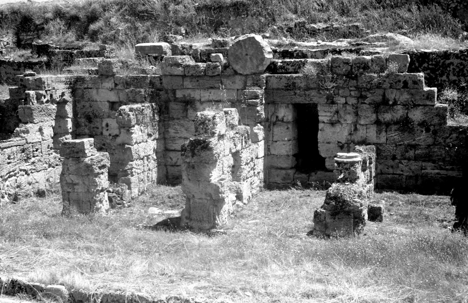 Στην αρχαία και τη νέα Κόρινθο μια μέρα του 1960 | LiFO