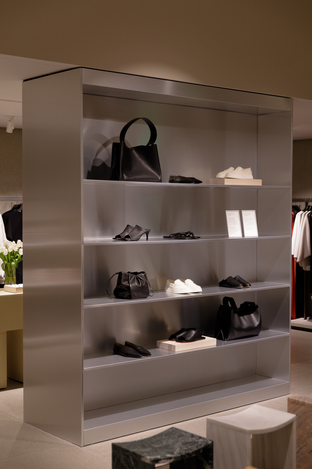 Μπήκαμε πρώτοι στο κατάστημα της COS που αλλάζει τα δεδομένα στη high ...