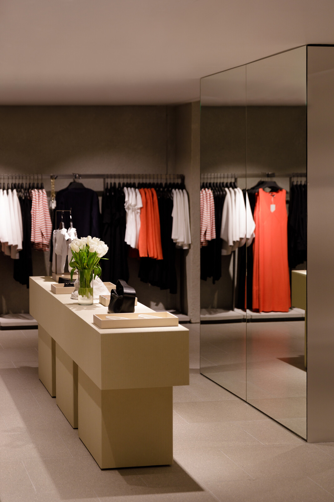 Μπήκαμε πρώτοι στο κατάστημα της COS που αλλάζει τα δεδομένα στη high ...