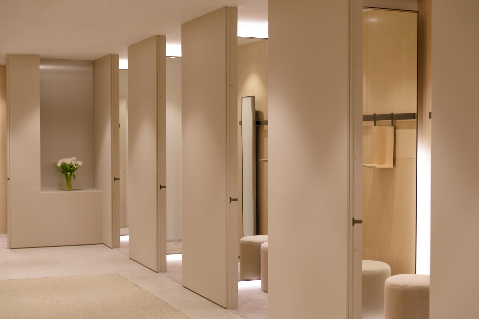 Μπήκαμε πρώτοι στο κατάστημα της COS που αλλάζει τα δεδομένα στη high ...